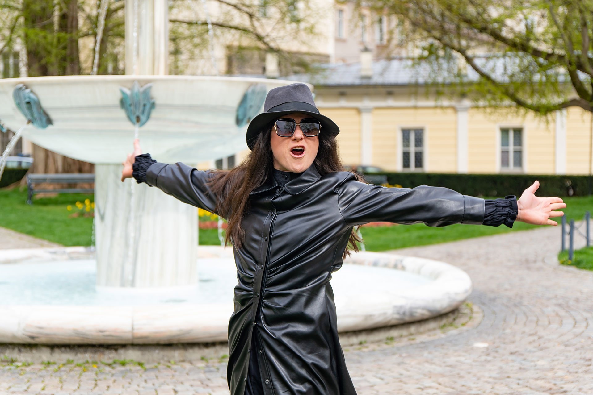 Stadt Der Frauen - WOLKENFLUG